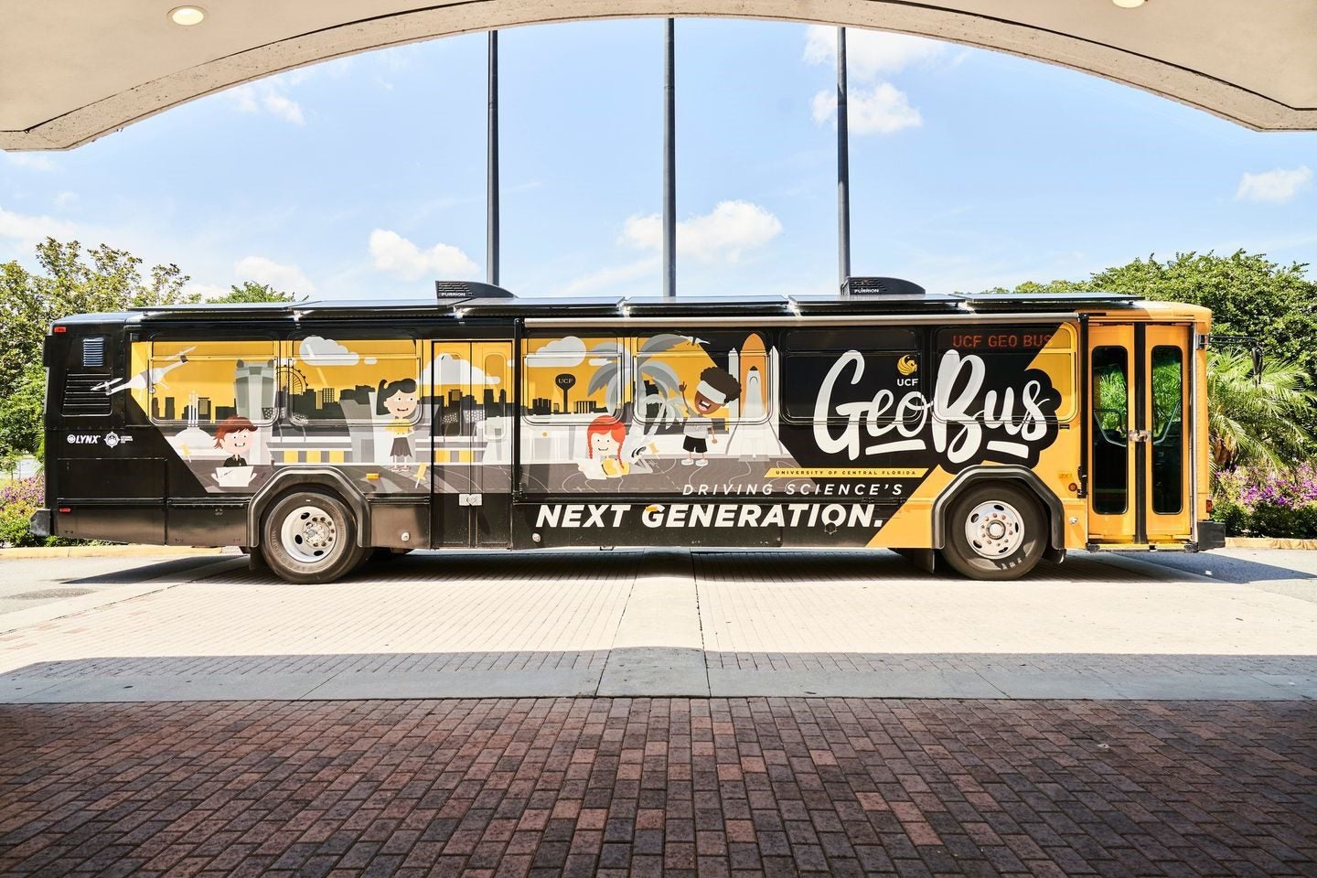 GeoBus UCF Builds Momentum for New Adventures in 2024 - College of Sciences News